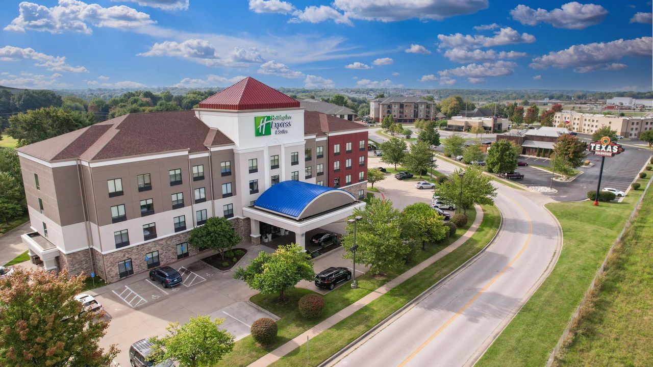 Holiday Inn Express & Suites Springfield-Medical District By IHG RM 465 ...